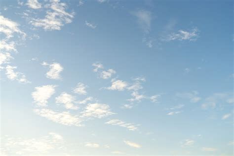Голубое небо с белыми мягкими облаками Премиум Фото