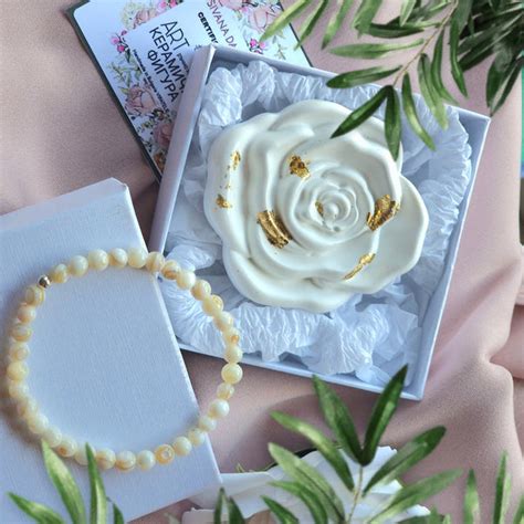 Уникален Подарък за Жена Бяла Гривна от Седеф и Бяла Арома Роза Catle Vipatelie Ателие за