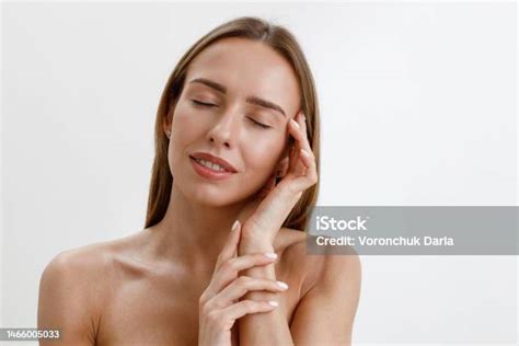 하얀 스튜디오 배경 위에 그녀의 완벽한 얼굴을 만지고 있는 웃는 여자 의료 루틴 개념 25 29세에 대한 스톡 사진 및 기타 이미지 25 29세 갈색 머리 감각 지각