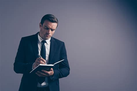 집중된 스마트 영리한 지적 지능형 잘생긴 직원 비서 고용주 회장 Ceo 지주 메모장 카피북의 초상화 스튜디오 사진 연필 손에에 고립 된 회색 배경 다이어리에 대한 스톡 사진