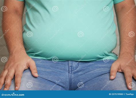 Gros Homme Avec Un Gros Ventre Assis Sur Une Chaise Photo Stock Image