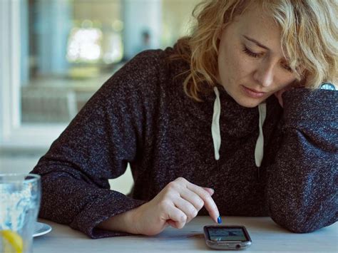 Девушка сидит в телефоне 65 фото НА ДАЧЕ ФОТО