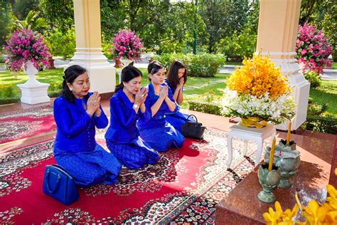 លោកជំទាវ ឈរ ណារី ត្រាំ អុីវតឹក បានដឹកនាំគណៈប្រតិភូនារី ជាថ្នាក់ដឹកនាំ មន្ត្រីរាជការក្រសួង