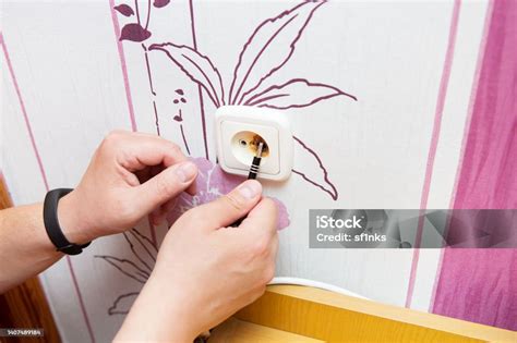 플러그와 소켓이 타서 남자는 불에 탄 소켓을 들고 있습니다 단락 화재 위험 전기 기술자가 콘센트의 나사를 풀고 교체합니다 거절에 대한 스톡 사진 및 기타 이미지 Istock