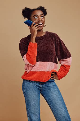 흑인 여성 커뮤니케이션 전화 통화 및 Z세대 기술 및 5g 네트워크 마케팅을 통해 스피커에 연락처 및 스마트폰 인터넷 스튜디오 배경에 대한 어린 소녀와 모바일에서 이야기