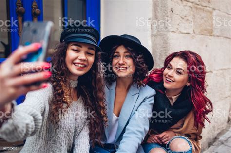 3 명의 아름 다운 여성 거리 도시에 Selfie를 복용입니다 친구 거와 재미 가을에 대한 스톡 사진 및 기타 이미지 가을 개인 장식품 거리 Istock