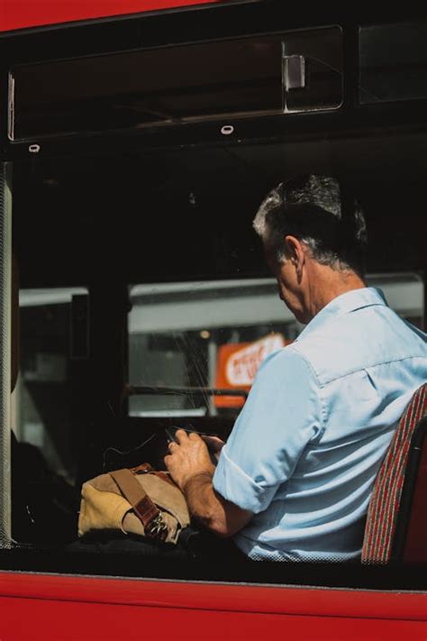교통 기술 노인 노인 승객 대중교통 도시 경관 도시 설정 도시 여행 도시의 도시의 삶 디지털 라이프스타일 런던 런던 풍경 매일 통근 무선 통신
