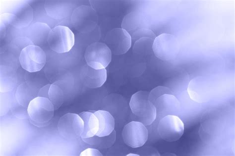 추상 보케 배경 드포커스 크리스마스 조명 파티 휴일 및 축제 개념 초대 카드 테마 2022년 의 색상에서 영감을 받았습니다 0