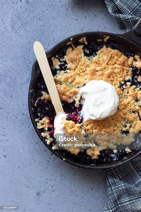 주철 팬에 바닐라 아이스크림을 곁들인 블랙 커런트 크럼블 건강한 음식 개념 회색 돌 배경입니다 맨 위 보기 공간을 복사합니다 건강한 생활방식에 대한 스톡 사진 및 기타