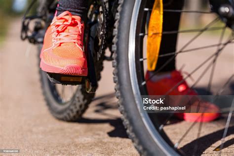 여자는 숲에 경로 따라 산악 자전거를 타고 페달과 발에 근접 촬영 건강한 생활방식에 대한 스톡 사진 및 기타 이미지 건강한 생활방식 공원 교외 Istock