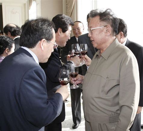 노무현사료관 [환송오찬에서 남측인사들과 일일이 건배를 나누는 김정일 국방위원장]