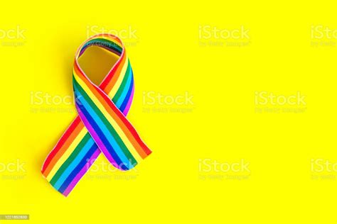 노란색 배경에 Lgbt 무지개 리본입니다 프라이드 리본 기호입니다 텍스트의 공간을 복사합니다 Pride Lgbtqi Event에 대한 스톡 사진 및 기타 이미지 Istock