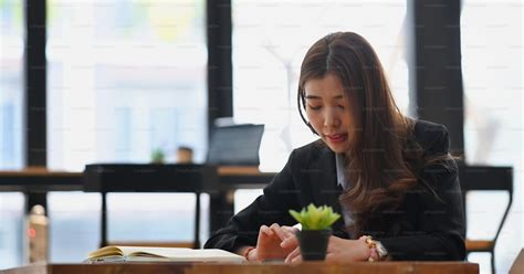 현대 사무실에서 일하고 스마트 폰을 사용하는 젊은 사업가 사진 Unsplash의 기업가 이미지