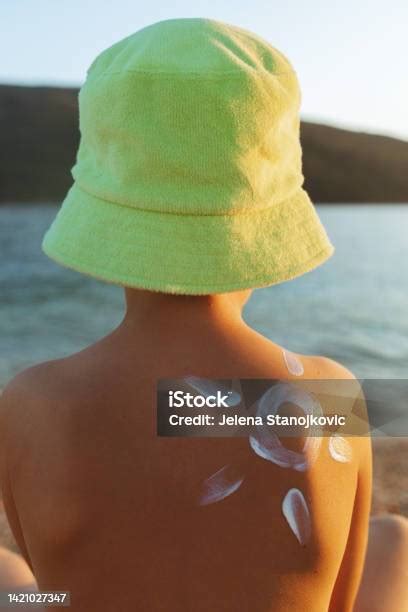 태양 그리기 자외선 차단제 소년 등에 선탠 로션 태양에 어깨에 선 스크린 크림을 바르고 바다에 대고 생긴 어린 소년 스킨 케어 및 보호의 개념 2022년에 대한 스톡 사진