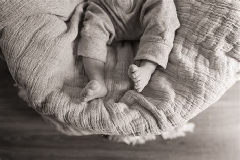 12 발가락 폴리 액티리와 신생아 아기 소년 배경에 아늑한 크림 면 담요에 누워 12에 대한 스톡 사진 및 기타 이미지 12 1개월 가까운 Istock