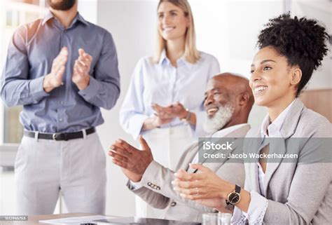 팀 빌딩 제안 목표 또는 프로젝트 프레젠테이션에서 미소로 회의 박수 및 축하 성공 성취 및 창업 사무실에서 남성과 여성과 함께 사무실에서 아이디어의 홍보 개발에 대한 스톡