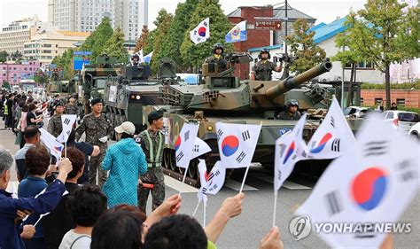 육군 기갑차량 퍼레이드 연합뉴스