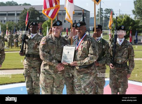 Us Army Gen Gus Perna Army Materiel Command Commander Presents Lt