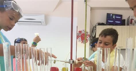 В лабораторни условия Деца преживяват света на науката