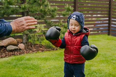 작은 전투기 큰 권투 장갑에 소년 할아버지 아빠는 자신의 아이 손자 권투 기술을 가르치고 스포츠 활동에 아이들을 포함 2명에 대한 스톡 사진 및 기타 이미지 Istock
