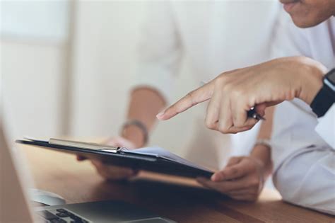 비즈니스 팀 Coworking에 시작 프로젝트입니다 노트북 기술 및 문서 마케팅 계획을 사용 하 여 개념에 대한 스톡 사진 및