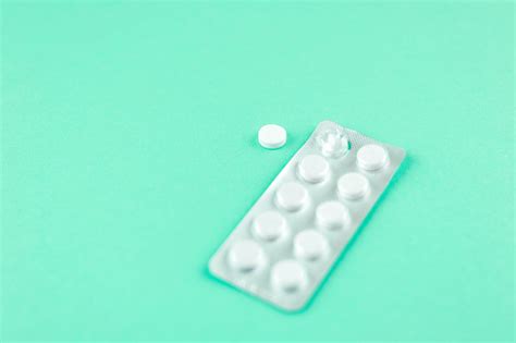 흰색 알 약 팩 아쿠아 마린 배경에 복사 공간 물집 포장 전경 부드러운 Bokeh에 초점 0명에 대한 스톡 사진 및 기타 이미지 Istock