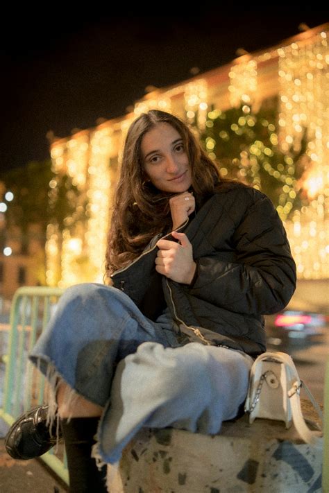 갈색 머리 거리 도시 도시들 로우앵글 샷 밤 벤치 불빛 셀렉티브 포커스 소녀 수직 쐈어 앉아 있는 야외에서 조명 초상화 확대에 관한 무료 스톡 사진