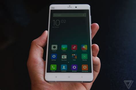 First Look At Xiaomi S Flagship Mi Note Phablet The Verge