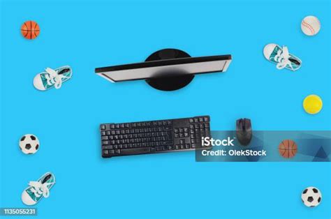 블랙 모니터 무선 키보드 및 마우스 근처의 굼 슈즈와 파란색 테이블에 다른 볼 평면도 베팅 컨셉 Lcd에 대한 스톡 사진 및 기타 이미지 Istock