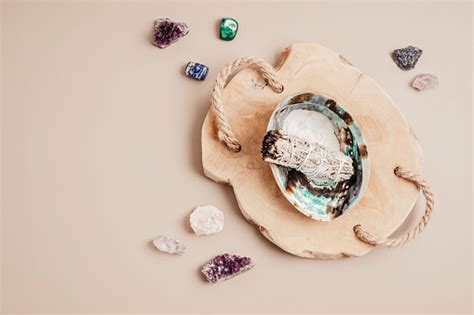 흰색 세이지 스틱 전복 바다 조개가있는 얼룩 키트 부정적인 에너지로부터 환경을 정화하기위한 자연 요소 긍정적 인 분위기를 더합니다 영적 관행 식 축하 행사에 대한 스톡 사진