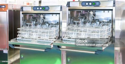 주방 및 레스토랑용 자동 식기 세척기 기계바구니에 물 유리 접시와 차 컵 세트 또는 텀블러 식기세척기에 대한 스톡 사진 및 기타