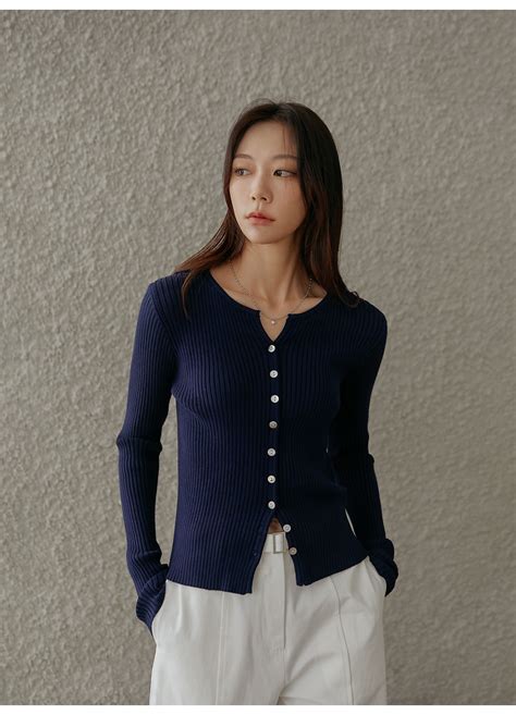 커먼유니크 전지현 장원영 착용 만장돌파 프롬 골지 쉘 버튼 가디건 주문폭주 신상 봄 옷 연예인착용 사계절 니트 티 상의 슬림 핏 네이비 그레이 아이보리 블랙 스카이블루