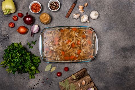 고기와 홈 메이드 젤리 겨자 향신료 및 다른 재료와 회색 배경에 Aspic 가금류와 쇠고기 전통적인 러시아와 우크라이나어 요리 홀로데츠 우크라이나문화에 대한 스톡 사진 및