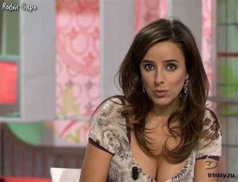 Masti Bazar British Tv Anchor Take A Support From Dresses
