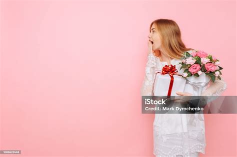 소녀 모란과 그녀의 손에 선물 상자 부케와 서 핑크 바탕에 빈 공간을 가리키고 3 월 8 일 가죽에 대한 스톡 사진 및 기타 이미지 Istock