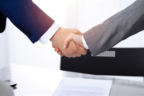 사업가와 비즈니스 여성이 서명 된 계약을 통해 서로 악수 합니다 협상 및 계약 개념의 성공 개념에 대한 스톡 사진 및 기타 이미지 Istock