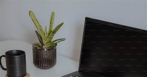 하얀 책상 위에 앉아 있는 노트북 컴퓨터 사진 Unsplash의 개인용 컴퓨터 이미지