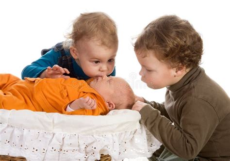 Bruder Und Schwester Mit Ihren Neugeborenen Geschwister Stockbild