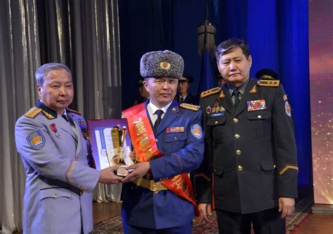 Шилдэг алба хаагчдаа тодруулж шагнаж урамшуулав