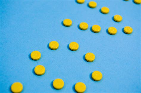 파란 배경에 코로나바이러스를 위한 세균과 바이러스 알약 및 비타민 약의 질병 처리 및 살해를 위한 노란 둥근 의학 약학 0명에 대한 스톡 사진 및 기타 이미지 Istock