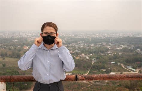 Asian Businesswoman Wearing N95 Mask For Protect Bad Air Pollution Pm2