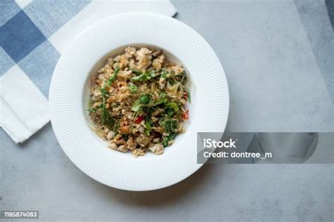 다진 돼지고기와 채소 잎을 곁들인 베르미첼리 튀김을 저어줍니다 태국 음식 Cha Om에 대한 스톡 사진 및 기타 이미지 Istock