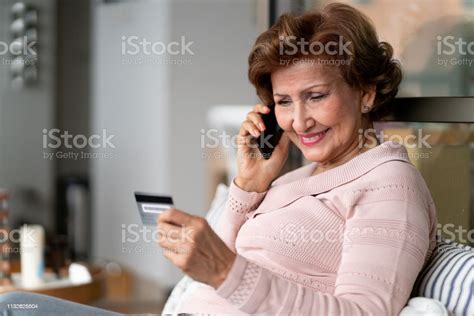 쾌활 한 수석 여자 그녀의 신용 카드와 스마트 폰을 사용 하 여 웃는 쇼핑 신용 카드에 대한 스톡 사진 및 기타 이미지 신용 카드 전화 사용 휴대전화 Istock