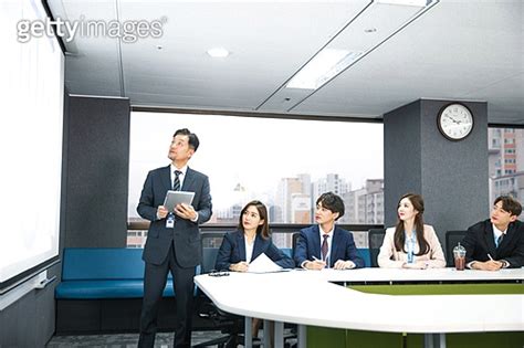 한국인 비즈니스 회의실 화이트칼라 전문직 비즈니스미팅 프로젝트 프리젠테이션 연설 설명 비즈니스맨 책임자