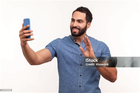 스마트폰 카메라에서 셀카를 찍고 웃는 긍정적 인 수염 남자 블로거 통신 소셜 네트워크에서 팔로워를위한 비디오 녹화 영화 촬영에 대한 스톡 사진 및 기타 이미지 Istock