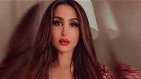 هند القحطاني تستفز الجمهور بحركاتها المخلة بالآداب Jadeedoha