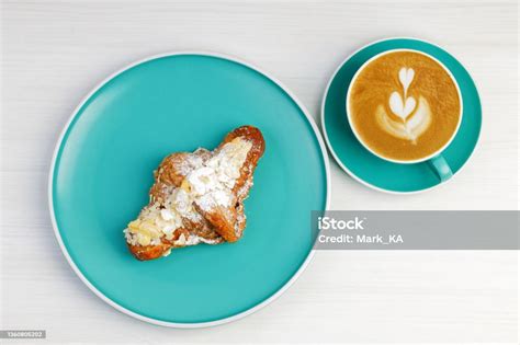 흰색 나무 테이블에 크루아상과 커피 카푸치노 한 잔 맨 위 보기입니다 커피 마실 것에 대한 스톡 사진 및 기타 이미지 커피 마실 것 케이크 하이 앵글 Istock