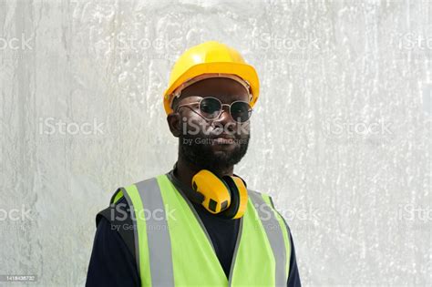 안전 헬멧 반사 조끼 및 안경의 아프리카 계 미국인 남성 엔지니어 25 29세에 대한 스톡 사진 및 기타 이미지 25 29세 공사장 감독 공장 산업 건물 Istock
