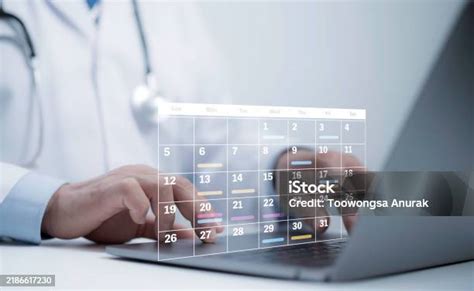 계획 치료 환자 및 병원에서 후속 조치를 위해 노트북에 가상 디지털 캘린더가 있는 의료 종사자 달력 일정 일정 약속 회의 일정 개념입니다 계획 주최자 시간 관리 검사 보기에