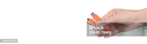 Usb 케이블 연결 와이어와 함께 손 흰색 배경에 격리 Usb 케이블에 대한 스톡 사진 및 기타 이미지 Usb 케이블 교환 모방하기 Istock